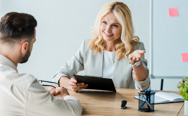 Roteiro para entrevistas: confira o passo a passo para montar um
